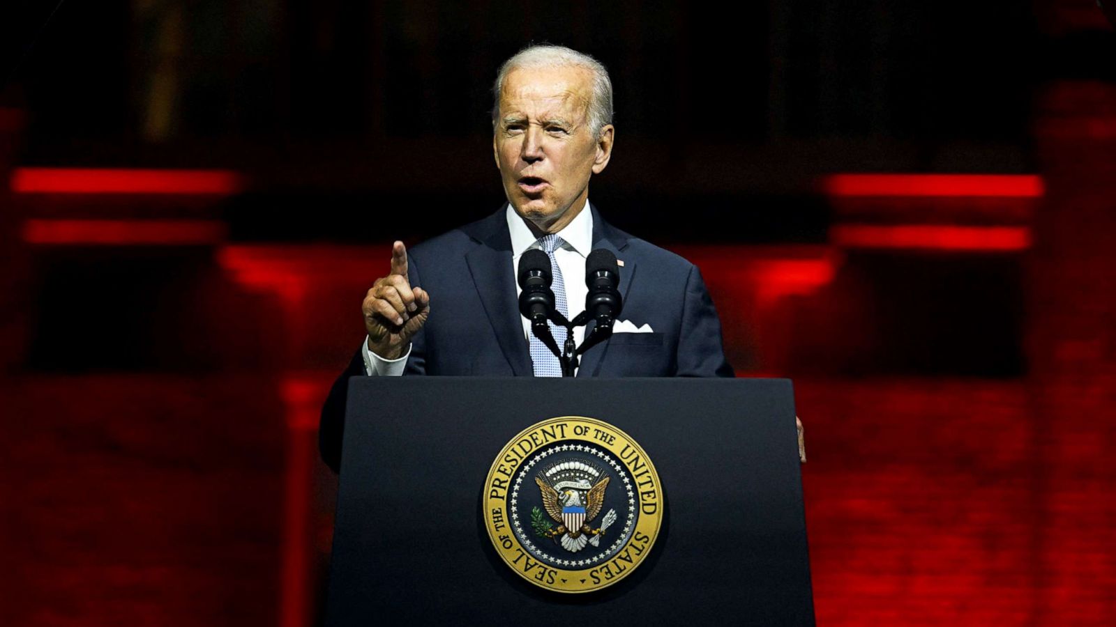 Il dito di Biden e i suoi discorsi in facsimile - Contropiano