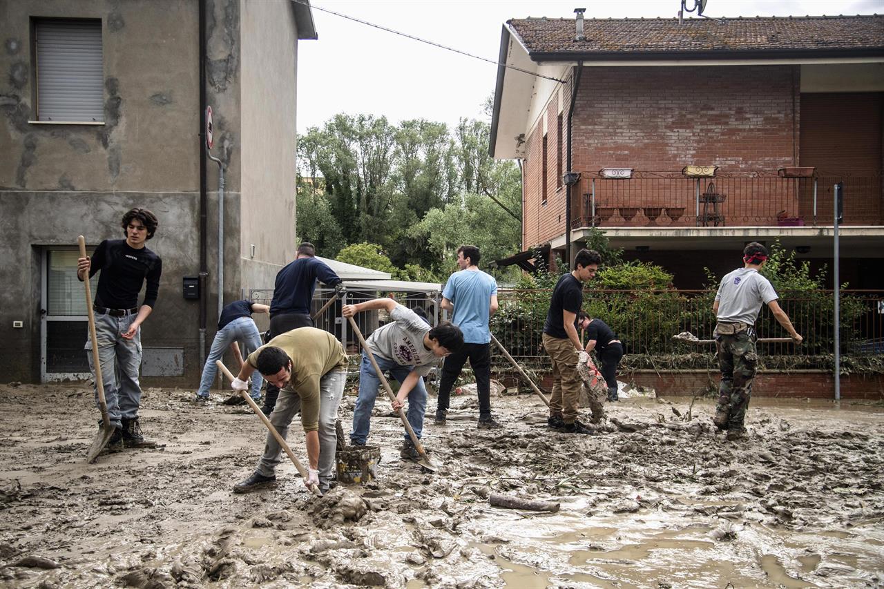 Viva i volontari che spalano il fango. ma "lo Stato" dov'è? - Contropiano