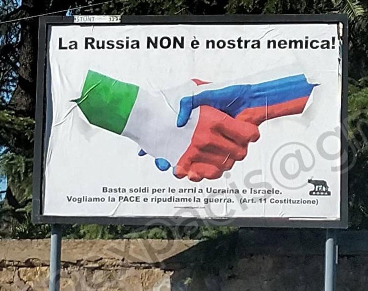 “La Russia non è nostra nemica”. I cartelli nelle città italiane ...