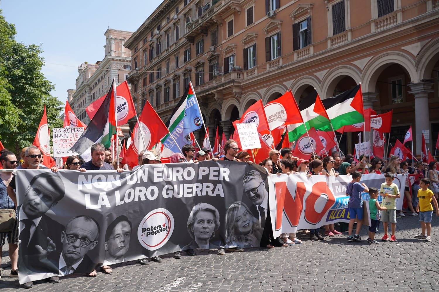 Disarmiamoli. Decine di migliaia in piazza per il disarmo e contro la ...
