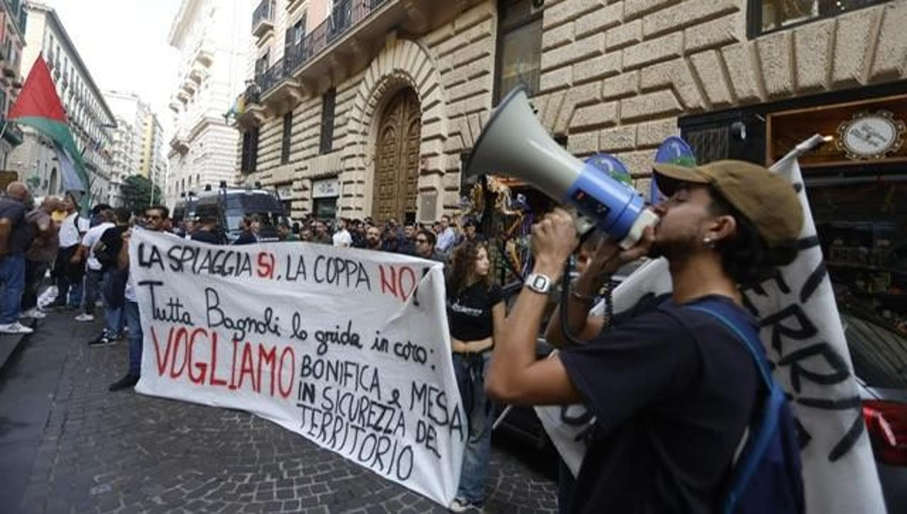 Bagnoli in piazza, no alla Coppa America! - Contropiano